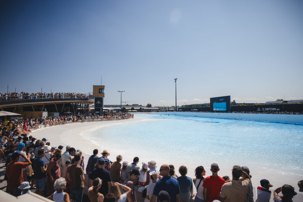 O2 SURFTOWN MUC Celebrates Opening with Endless Surf Waves Pumping in ...